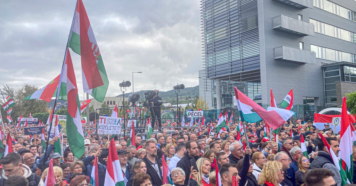 Magyar Péter a híveivel tüntet az MTVA székházánál, fotók - Blikk