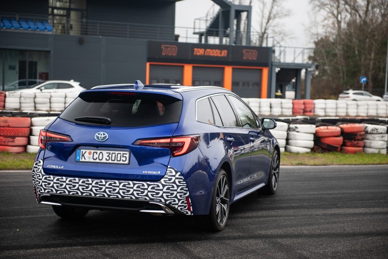 Hybryda 1.8 to najczęściej wybierany napęd w Toyotach. Porównaliśmy ...