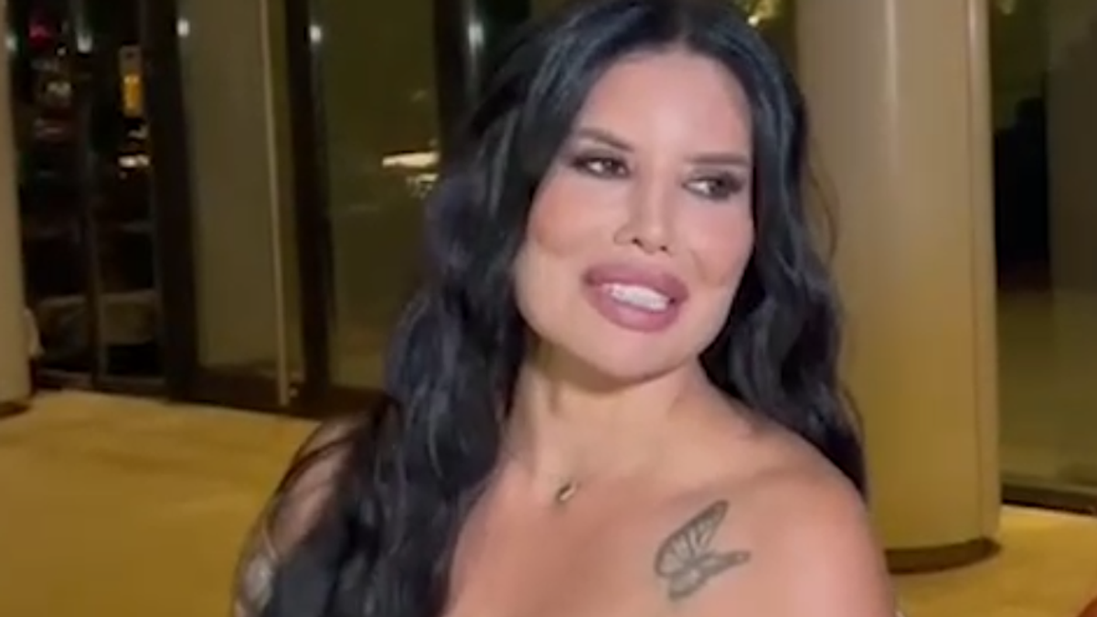 Alis Adaktar pokazala trudnički stomak u petoj deceniji - Blic