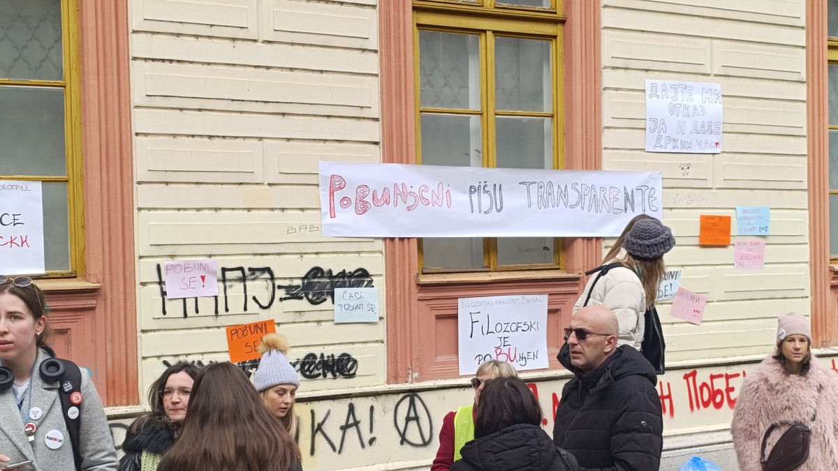 Profesori beogradskih fakulteta okupili se ispred Filozofskog fakulteta kako bi podržali ...