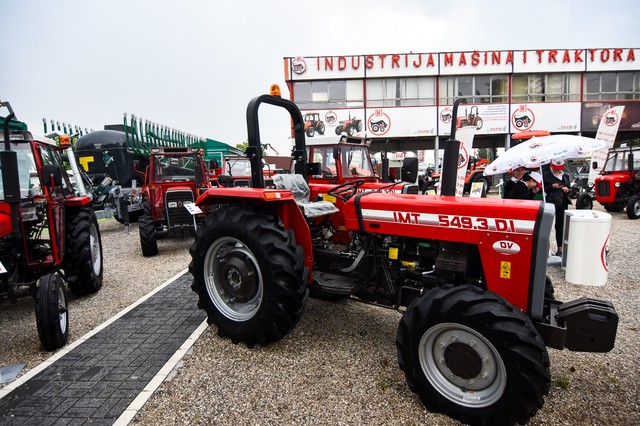 PRODAT PRVI IMT TRAKTOR IZ OBNOVLJENOG POGONA Kupac Slovenac proslavio ...