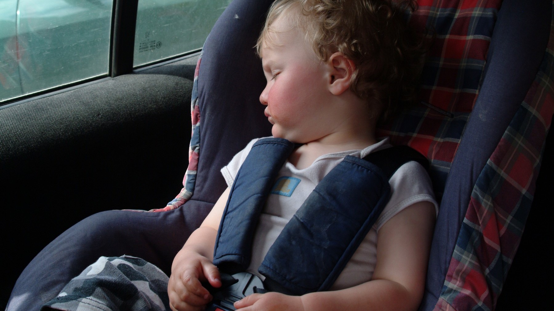 Otec u nás išiel na nákupy, syna nechal v aute. Druhý zase zabudol na ...