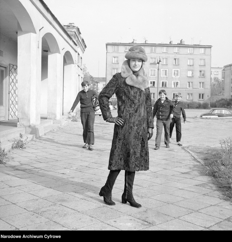 Dzwony, bufiaste rękawy, żaboty. Tak ubierały się kobiety w czasach PRL ...