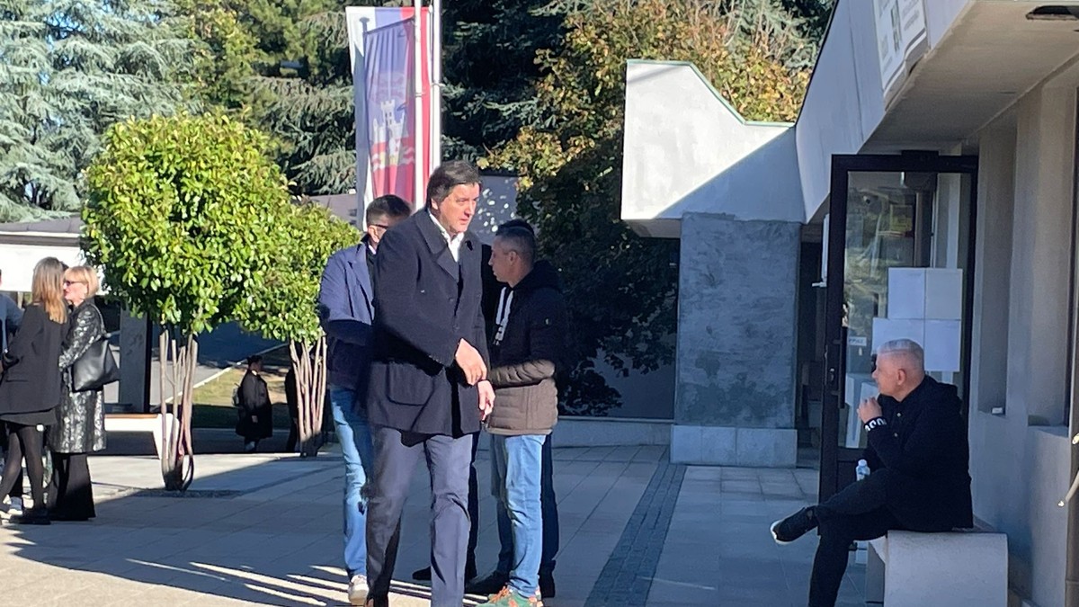 Potresne scene na sahrani sina Mirka Kodića: Zorica Brunclik i Goca Šaulić ne prestaju da plaču ...