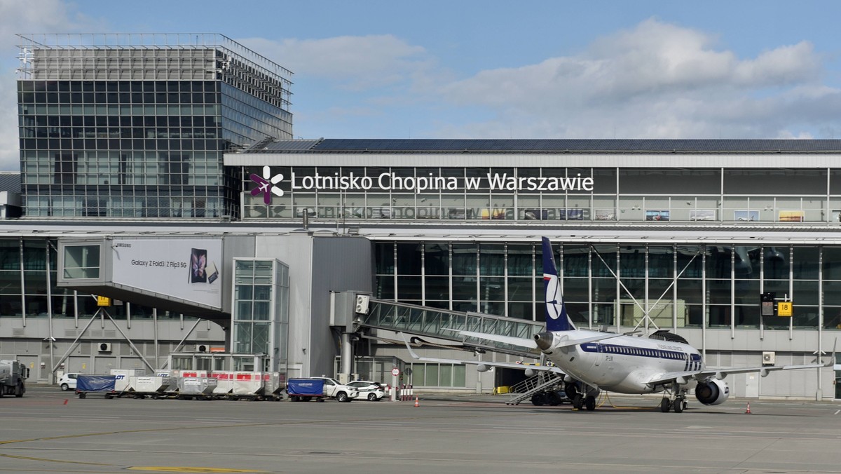 Ewakuacja na lotnisku w Warszawie! Ładunek wybuchowy w samolocie z Chicago? - PORZĄDEK