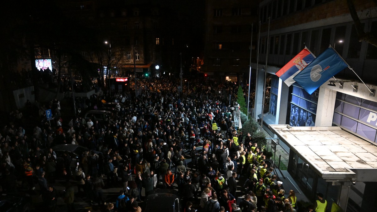 Oglasilo se VJT o napadu na policajca ispred zgrade RTS - Blic