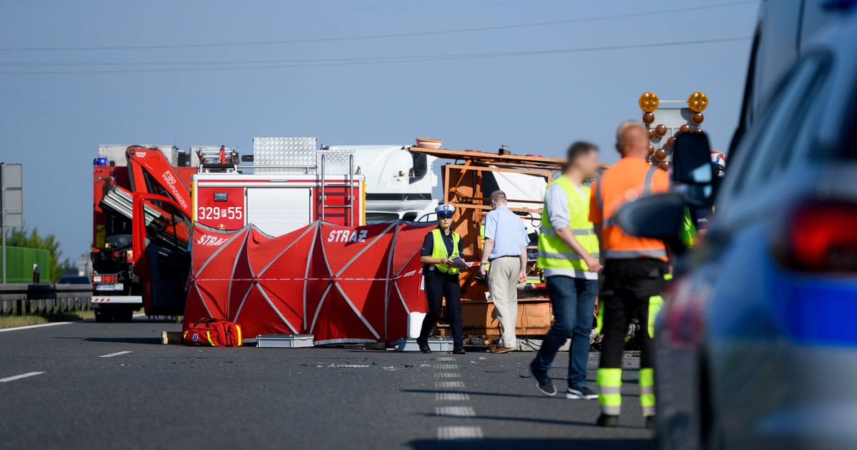 Poznań: wypadek na S11. Bus wjechał w drogowców. Nie żyją dwie osoby