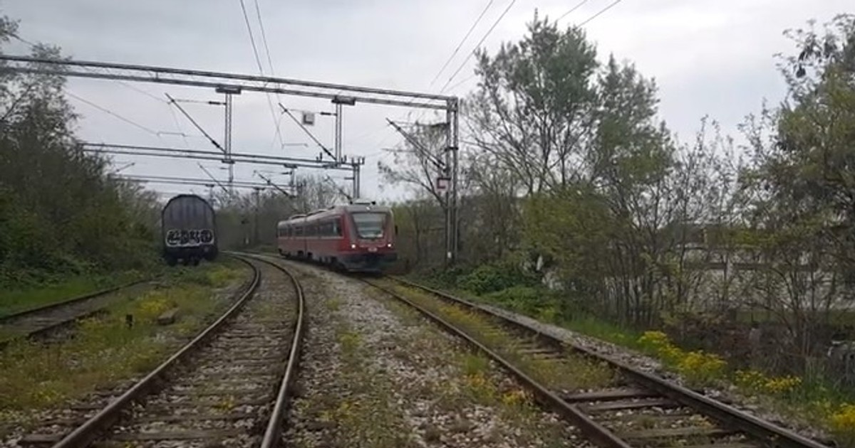 TERETNI VOZ NALETEO NA AUTOMOBIL Kod Smedereva teško povređeni muškarac i DETE - Blic