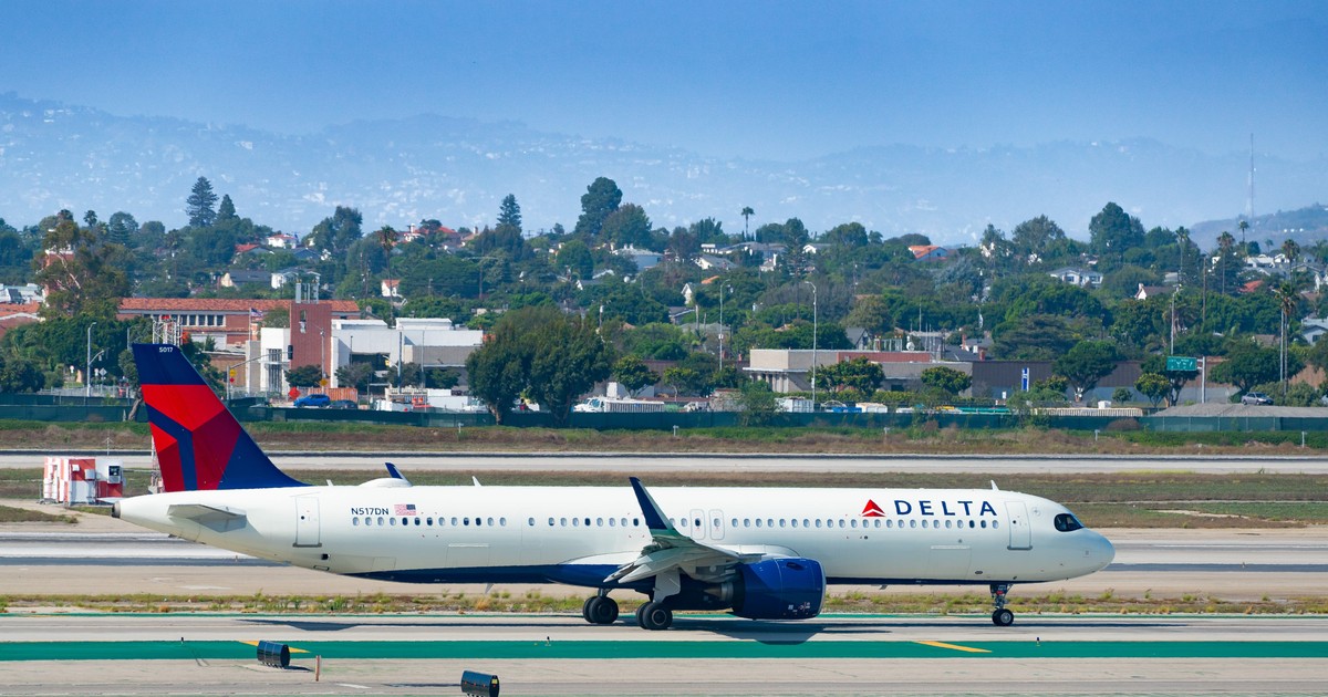 A passenger recorded a video of the explosive diarrhea trail that ...