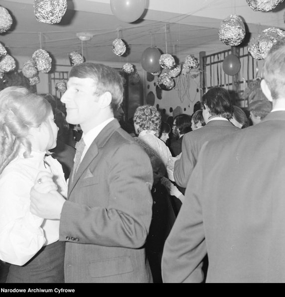 Tak wyglądały studniówki w PRL-u. Białe bluzki, krótkie krawaty i bal ...