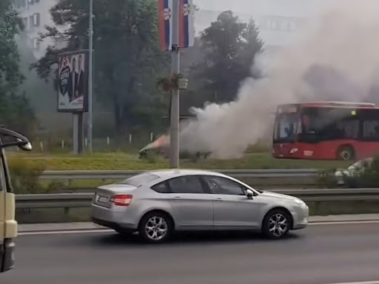 Haos na auto-putu Beograd-Novi Sad: Vatrogasci gase požar na vozilu u ...