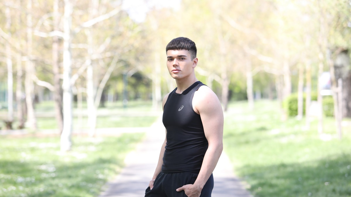 Filip Marinkov Fillari prošle godine nosio haljinu, a sad skratio kosu ...