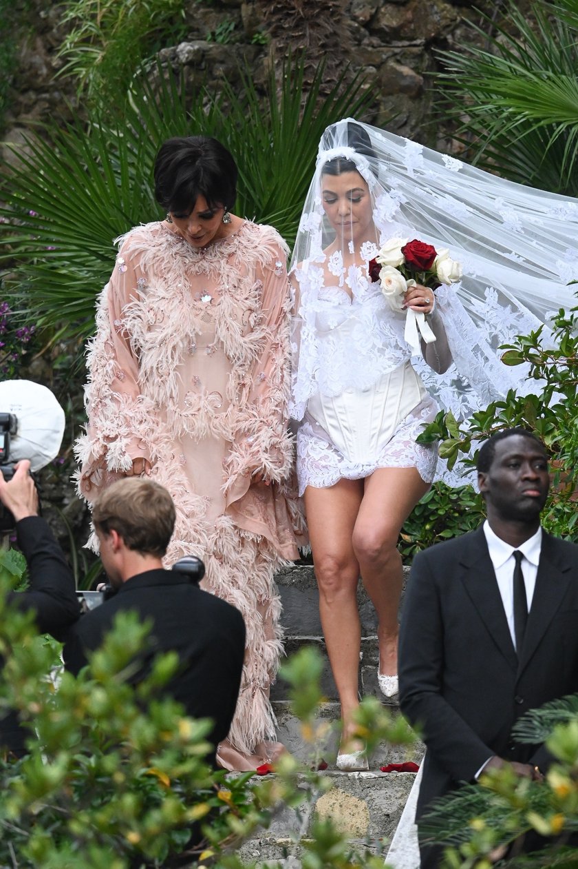 Kourtney Kardashian wzięła kolejny ślub. Był trochę dziwny. Dlaczego? Kourtney Kardashian wzięła kolejny ślub. Był trochę dziwny. Dlaczego?