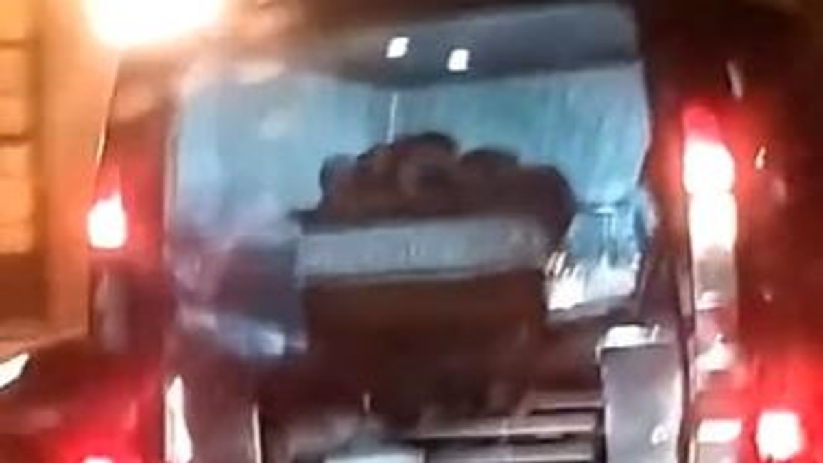 Neverovatan snimak iz Srbije: Sanduk ispao iz pogrebnog vozila - Blic