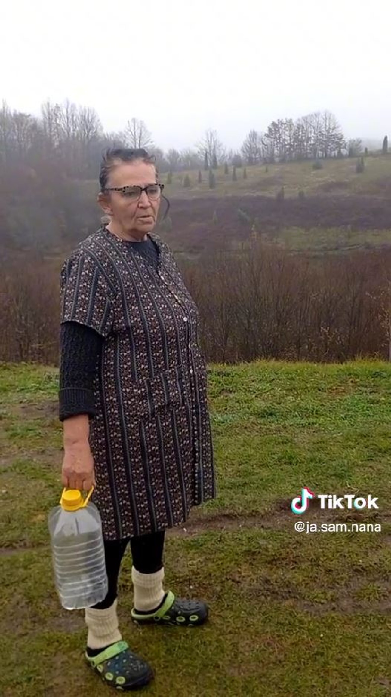 Domaćica Nana preko noći postala hit na TikToku: Svi se smeju ponudi za ...