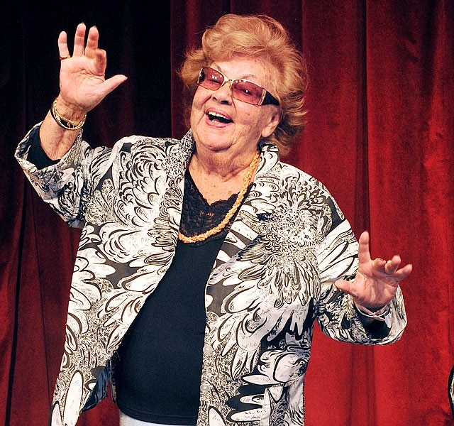 Lorán Lenke tudja, mikor vacak egy előadás - Blikk Rúzs