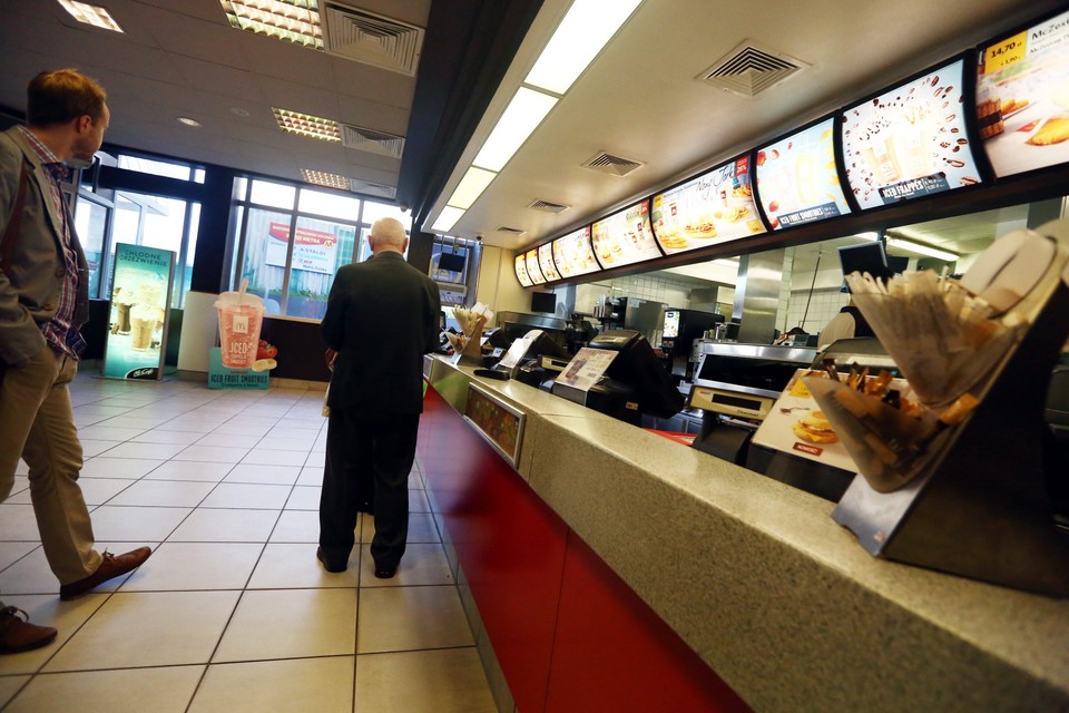 Pierwszy McDonald's w Polsce otwarto 23 lata temu - Wiadomości Pierwszy McDonald's w Polsce otwarto 23 lata temu - Wiadomości
