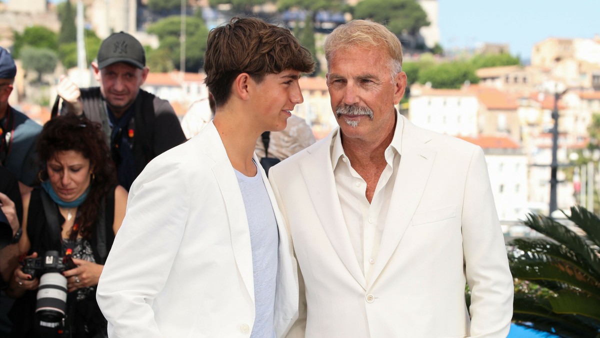 Syn Kevina Costnera skradł całe show w Cannes. 15-latek to cały tata - Film