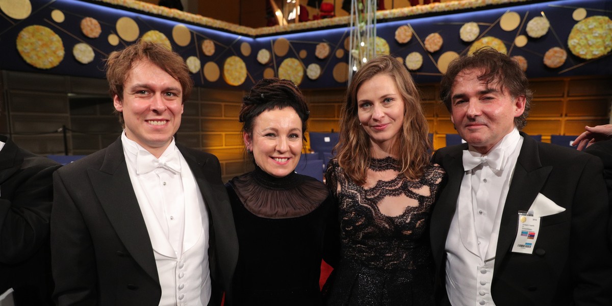 Olga Tokarczuk z rodziną. Zdjęcia z ceremonii wręczenia Nagrody Nobla ... Olga Tokarczuk z rodziną. Zdjęcia z ceremonii wręczenia Nagrody Nobla ...