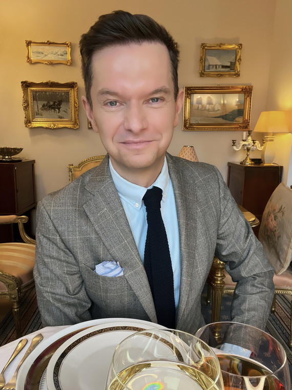 Elitarny Łobuz robi furorę w sieci. Wcześniej był gospodarzem programu TVN - Plejada.pl