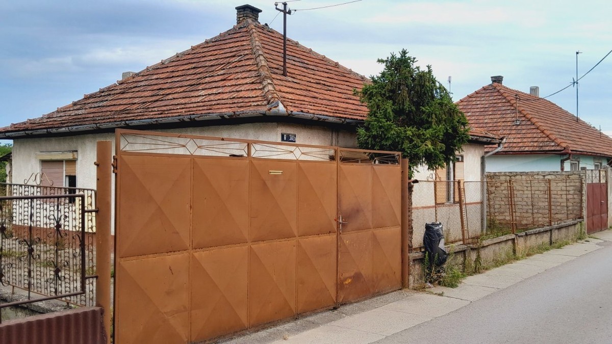 Prve slike sa mesta ubistva u Subotici: Jožef očevo telo držao u pomoćnoj kući 3 godine - Blic