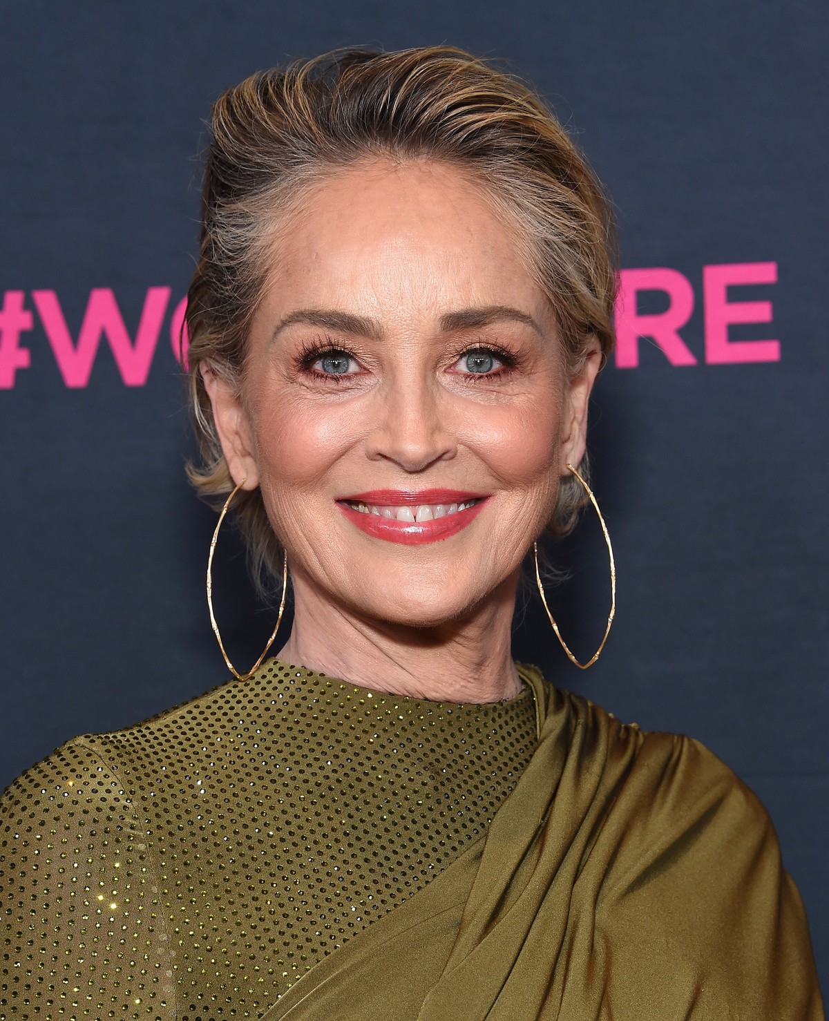A 65 éves Sharon Stones narancssárga fürdőruhában pózol: még mindig ...