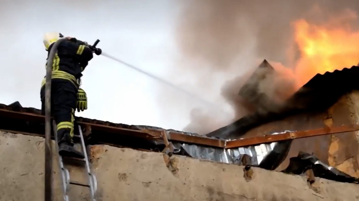 Gori splav kod Obrenovca: Vatrogasci i policija na licu mesta - Blic