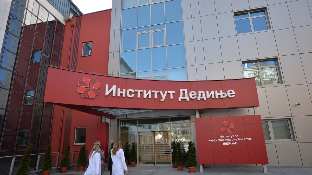 Svetskom hirurgu iz Nemačke velika Povelja instituta "Dedinje" - Blic