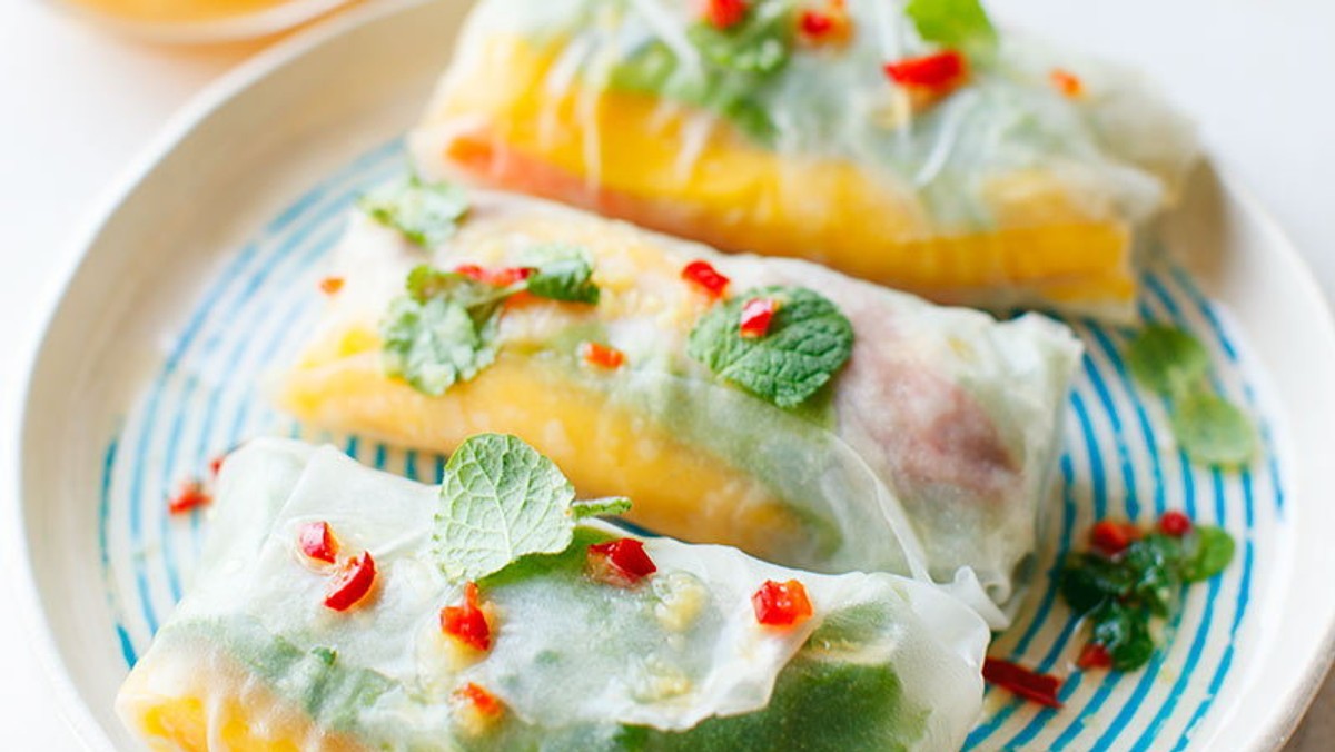 Wiosenne spring rolls z kaczką i warzywami - Kobieta
