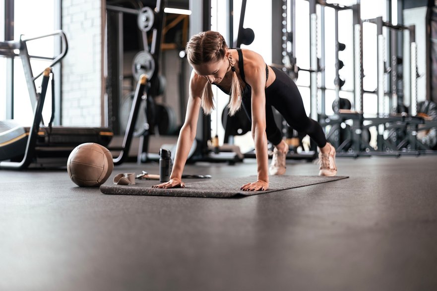 Siłownia bez stresu. Poznaj zasady, które ułatwią pierwszą wizytę - Kobieta