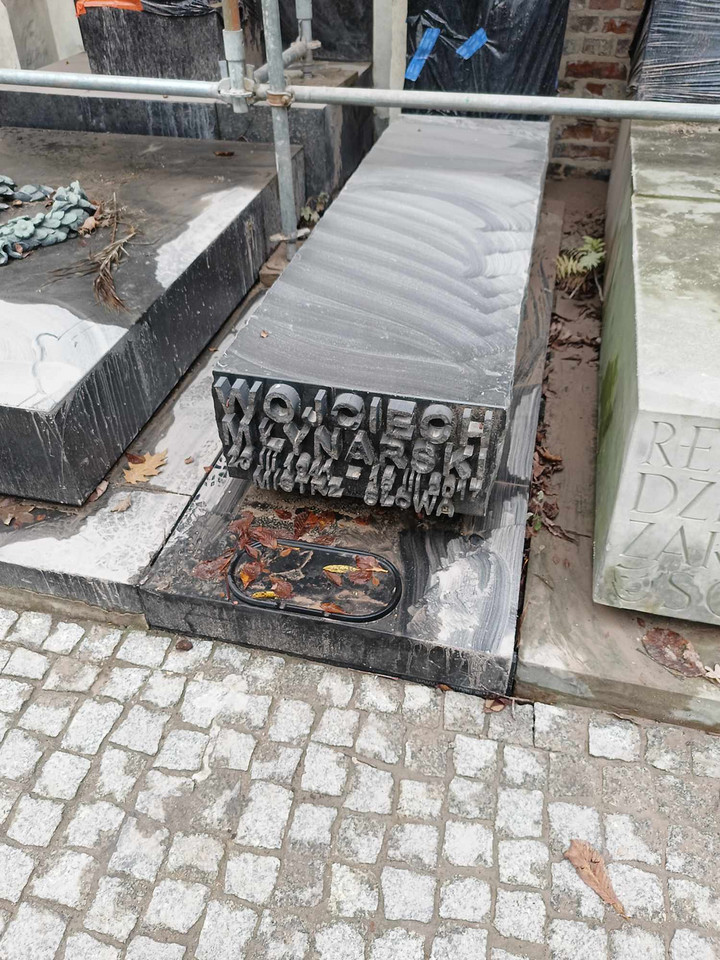 Warszawskie Powązki. Groby Woźniaka-Staraka, Kory i nie tylko - Kobieta