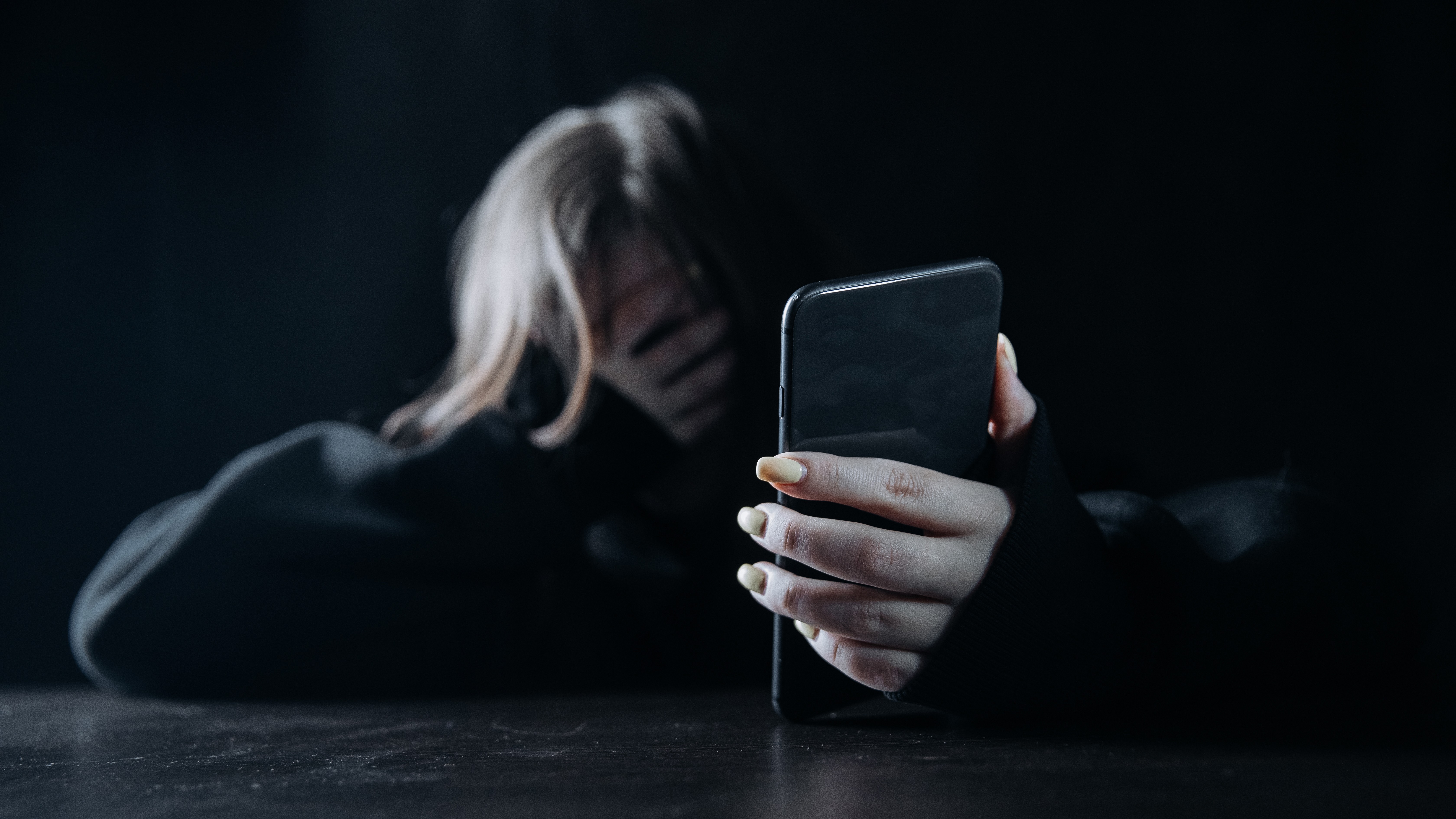 Mit tehetsz, ha azt látod, hogy valakit bántanak a neten? - Glamour