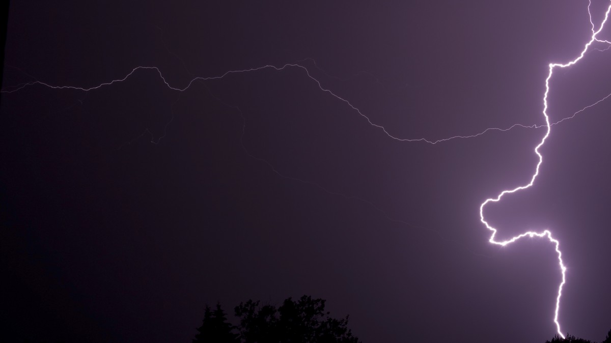 Villámlás és jégeső jöhet vasárnap este - Blikk
