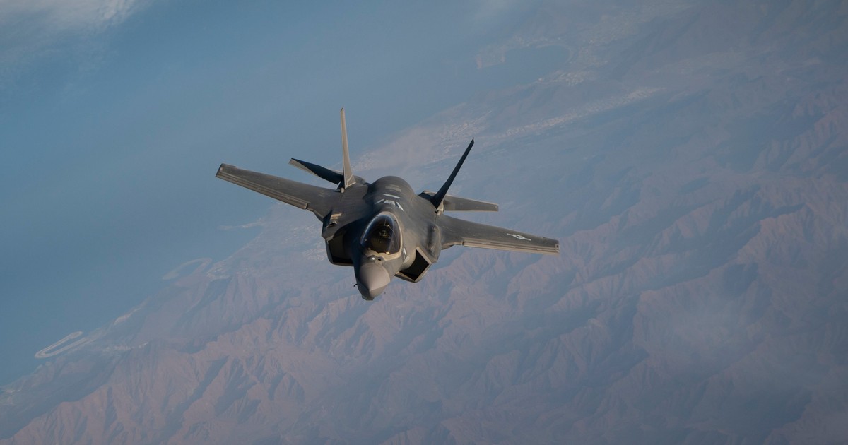 Flying the F-35 stealth fighter can leave pilots looking 'like they are ...