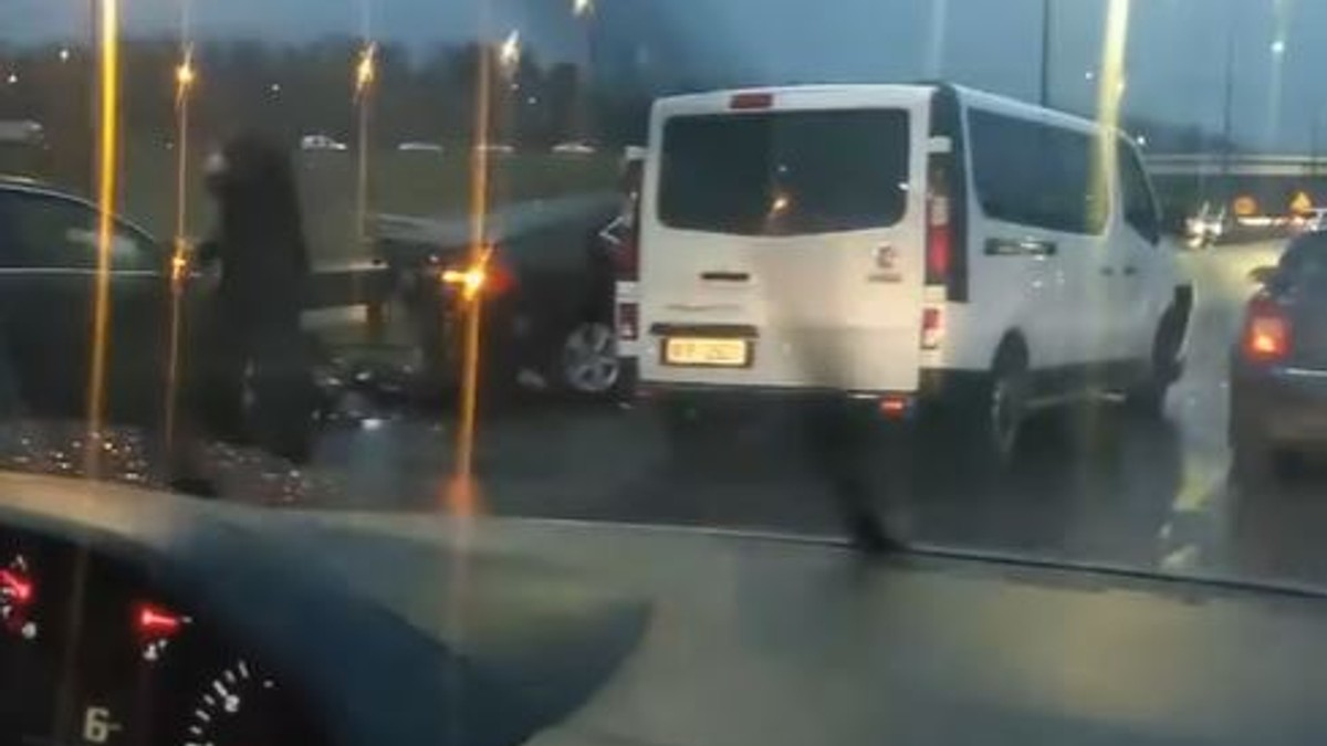 Dva službena vozila se sudarila na auto-putu kod isključenja za Mladenovac - Blic