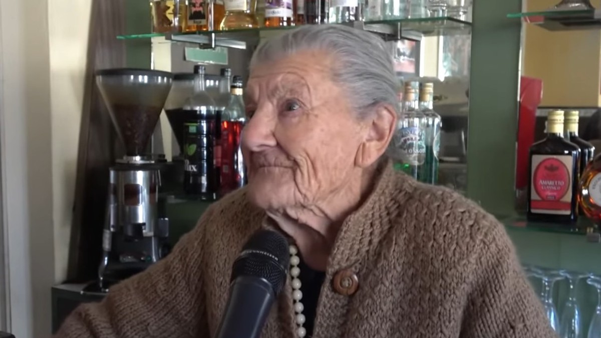 Ana ima 100 godina i 0 dana odmora od kako je otvorila kafanu 1958 ...