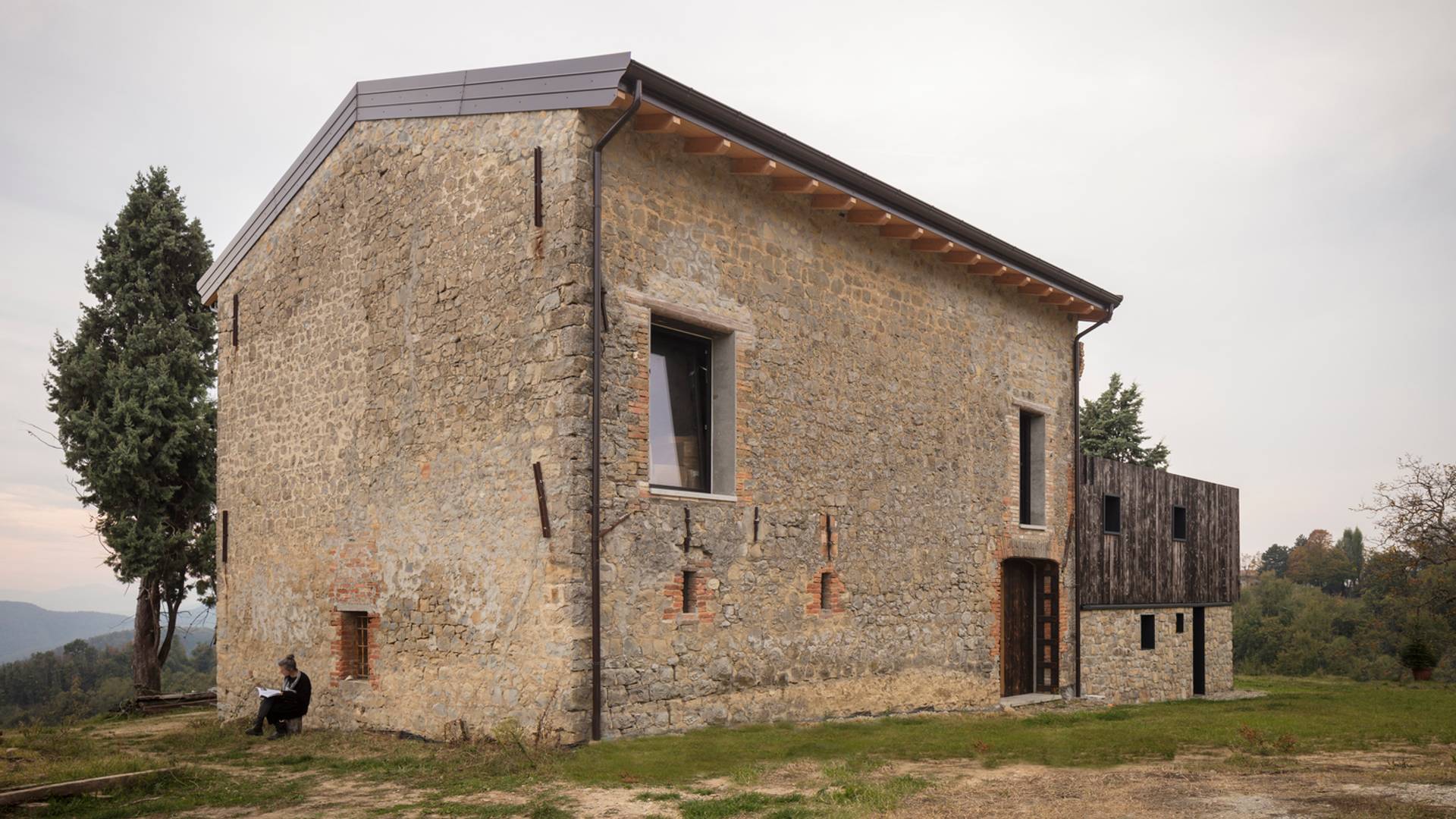 Ten dom wygląda jak rudera, ale ma piękne wnętrze i powalający widok z ...