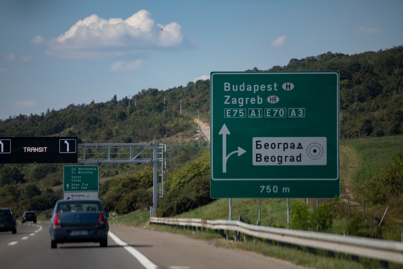 Drama na autoputu: Ženi pukla guma, a u kolima i dete, sve to video je ...