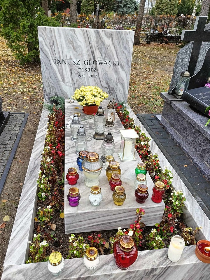 Byliśmy na warszawskich Powązkach. Tak wyglądają groby Niemena ...