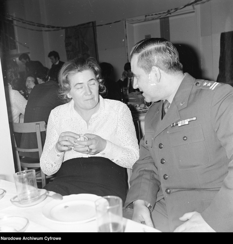 Studniówka w PRL-u. Białe bluzki, krótkie krawaty i bal na sali ...