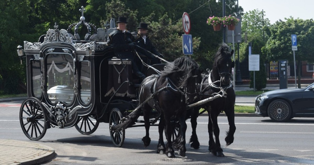 Romski pogrzeb z rozmachem w Sochaczewie. Sprawdzono specjalny karawan