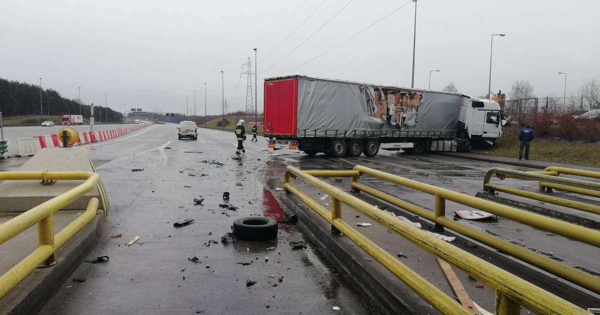 Poważny wypadek na A2. Pijany kierowca tira wjechał w auta stojące na bramkach. Są ranni