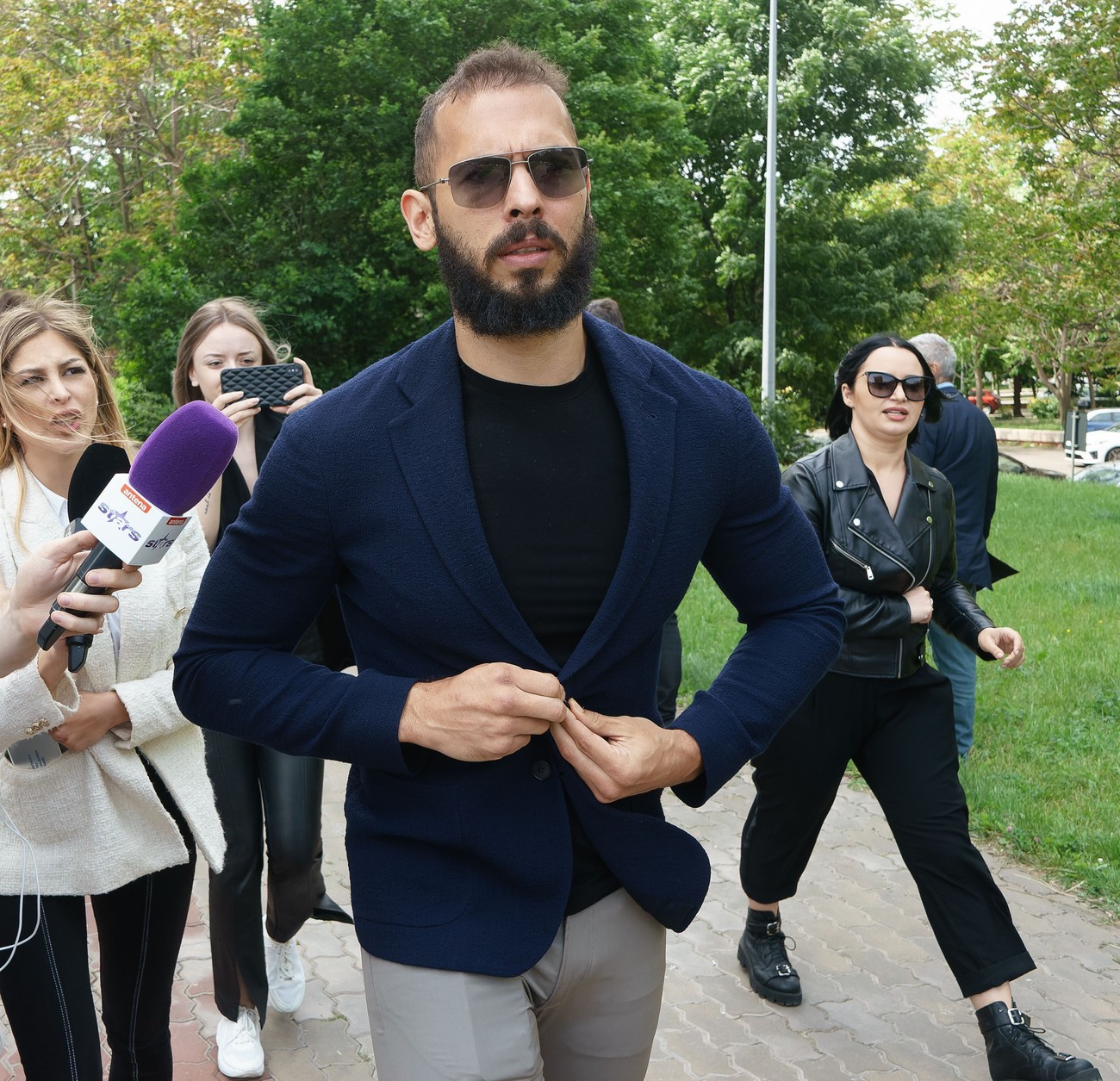 ENDRU TEJT OPTUŽEN ZA SILOVANJE Kontroverzni influenser ide na sud