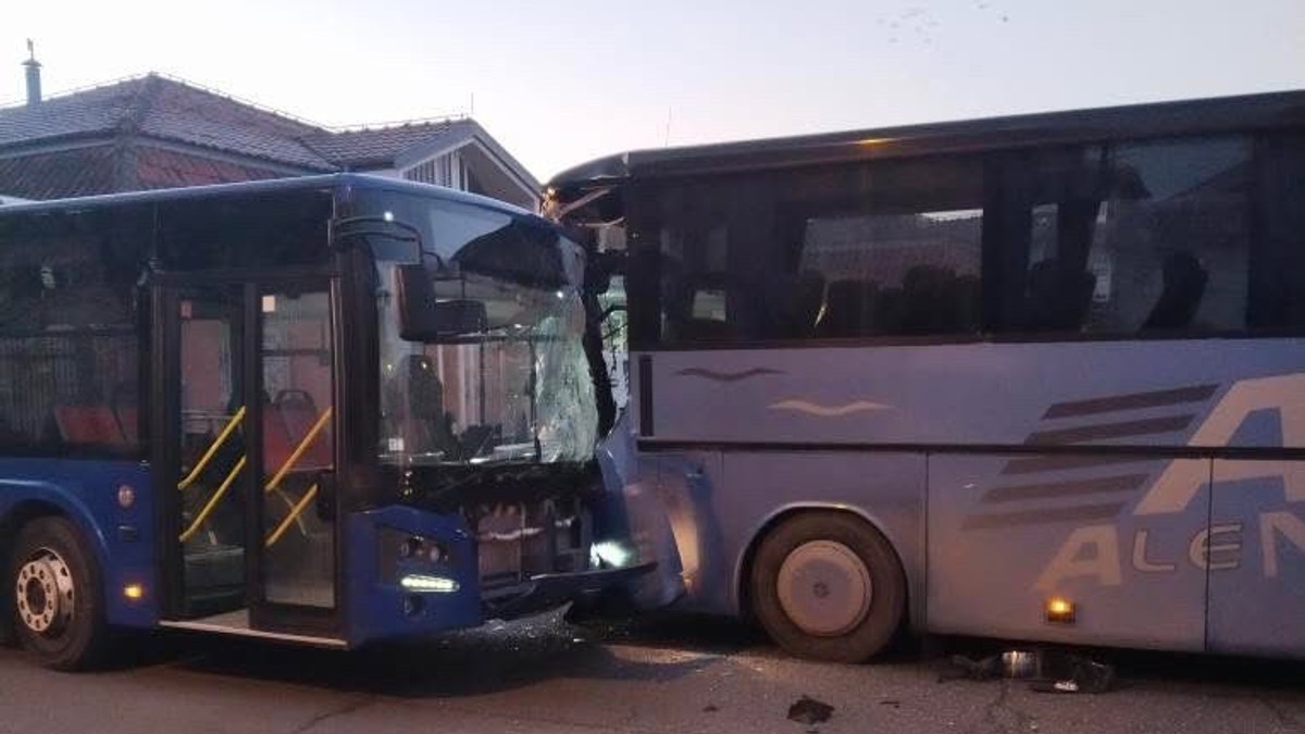 Poznato stanje povređenih u sudaru autobusa u Zemunu: Sumnja se da je vozač zaspao - Blic