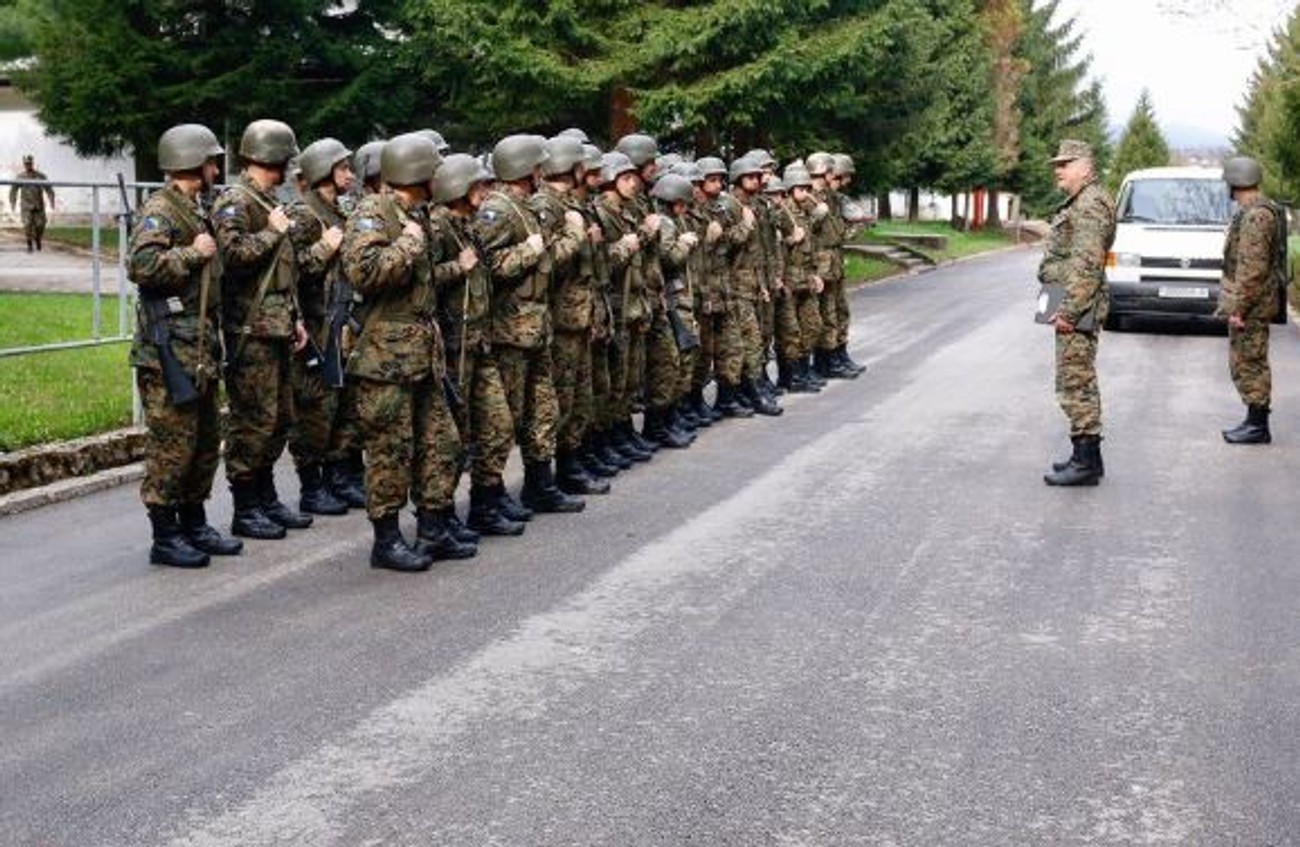 Oružane snage BiH primer kako se s PONOSOM NOSI UNIFORMA: I pored ...