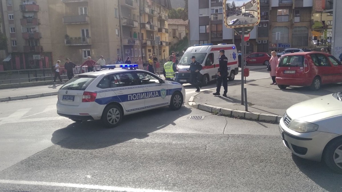 Prve slike sa mesta pucnjave u Užicu: Iz "mercedesa" izrešetao dvojicu motorista - Blic