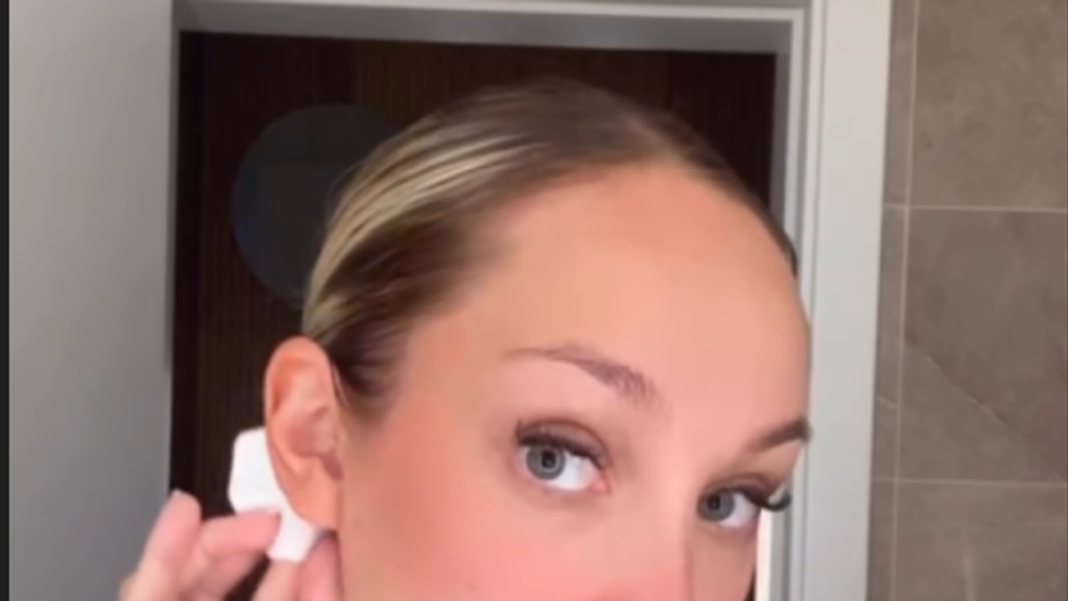 Luna Đogani flasterima zateže uši: "Ako ste klempavi, ovo je fora za ...