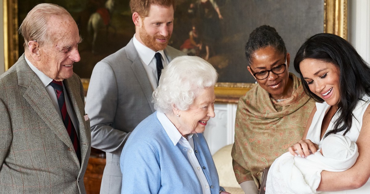 II. Erzsébet királynőnél nyaral Archie herceg, Harry és Meghan gyermeke ...