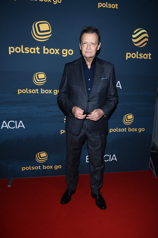 Nikodem Rozbicki cały na biało. Jan Frycz znowu pokazał ukochaną ...