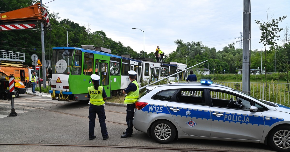 Szczecin. Tramwaj wypadł z szyn i zawisł nad skarpą. Są poszkodowani [ZDJĘCIA] - Wiadomości